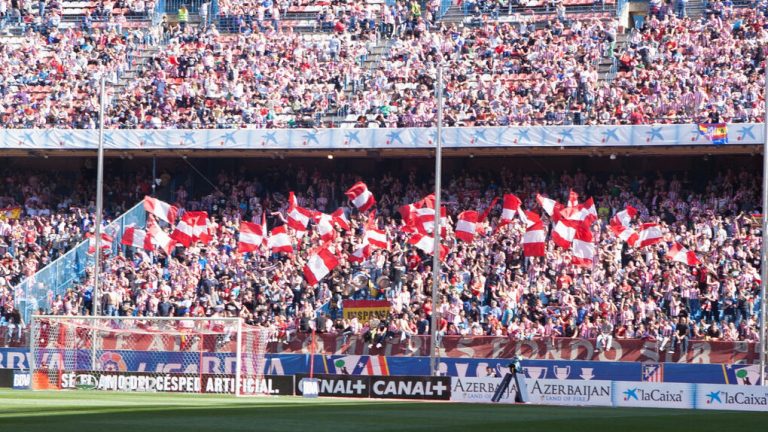 El Frente Atlético vuelve con su pancarta al fondo sur del Calderón ...