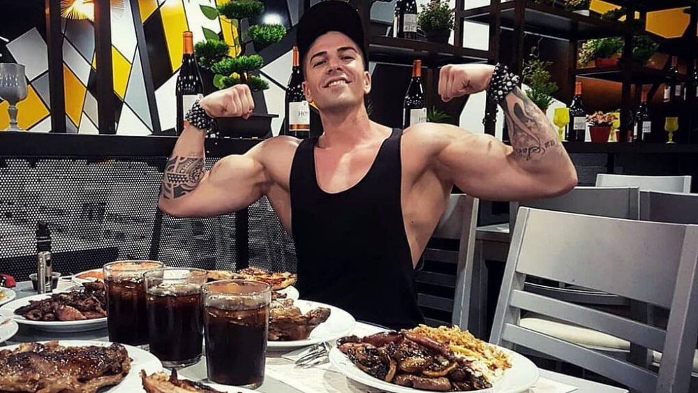 José Labrador ('La casa fuerte'): su edad, por qué es famoso, su ...