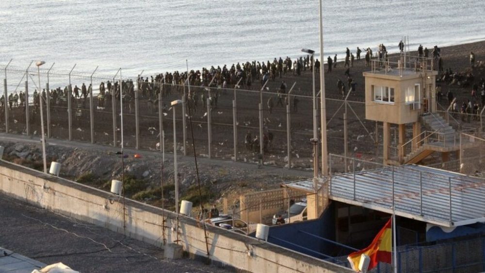 153 inmigrantes saltan la doble valla de Ceuta en la primera incursión ...
