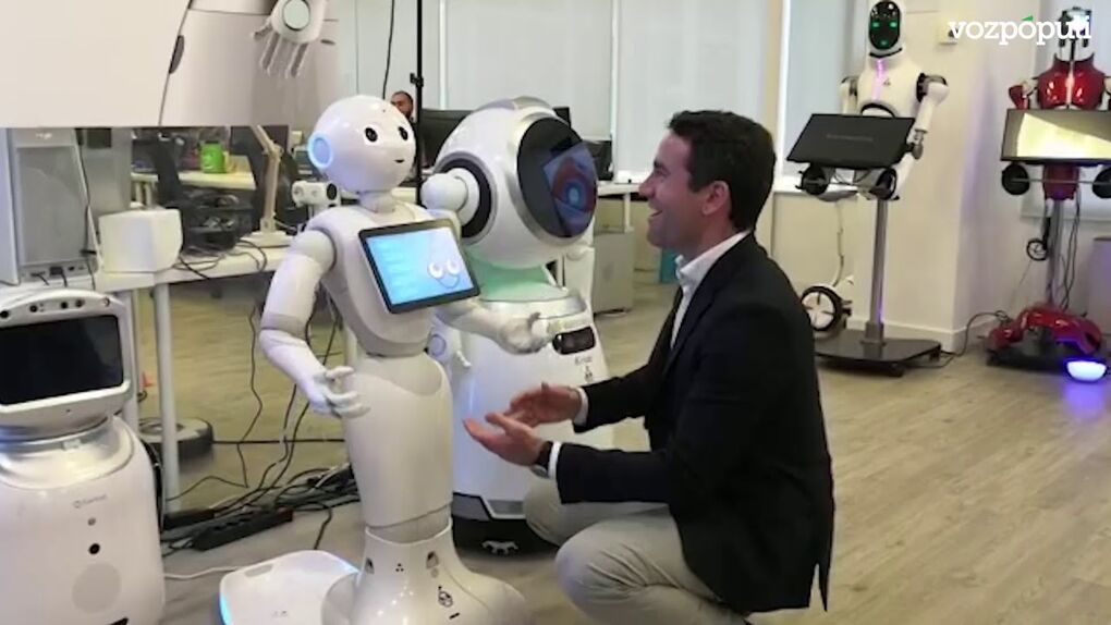 Vídeo: Teodoro García Egea convence a un robot para que vote al PP