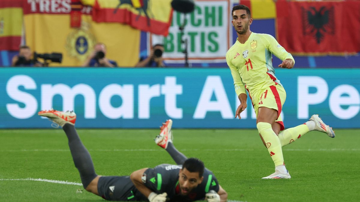 Un solitario gol de Ferran Torres permite a España cerrar la fase de ...