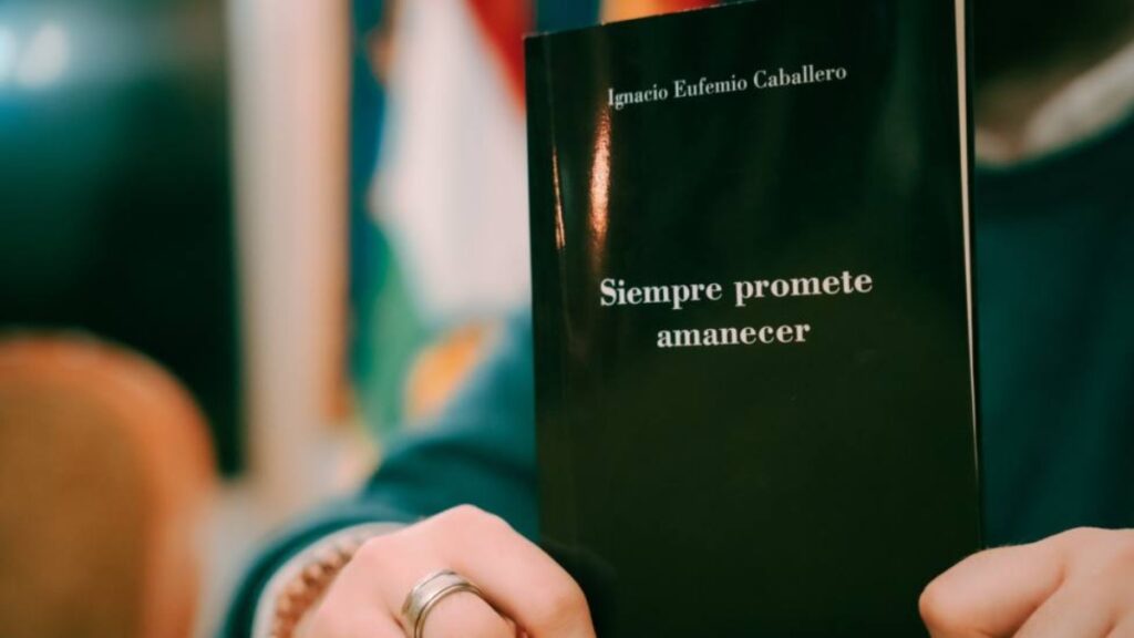 Sanar la muerte tejiendo versos: 'Siempre promete amanecer'